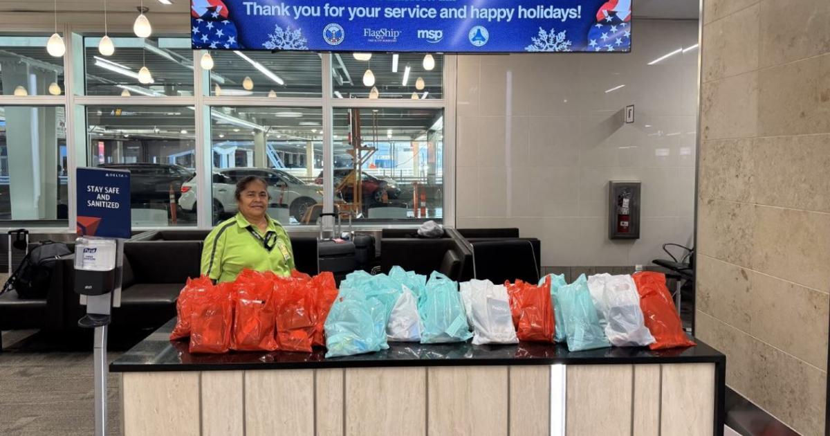 ‘Operation Elf’ offers holiday spirit and snacks to military travelers ...